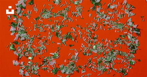 빨간 표면에 잘게 찢긴 녹색 종이 더미 사진 Unsplash의 무료 아름다움 이미지