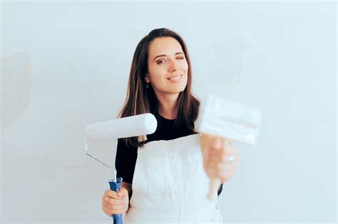 봄 청소를 위해 준비된 페인트 롤러와 브러시를 들고 있는 여자 그림 그리기에 대한 스톡 사진 및 기타 이미지 그림 그리기 여자 벽 Istock