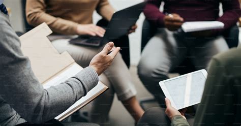 사무실에서 회의에 대해 논의하는 알아볼 수 없는 사업가 그룹 사진 Unsplash의 세르비아 이미지