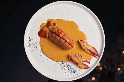 수프 소스를 곁들인 해산물 랍스터 레스토랑 테이블에 조리 된 랍스터 클로즈업 끓는 물에 삶기에 대한 스톡 사진 및 기타 이미지 끓는 물에 삶기 랍스터 해산물 갈고리