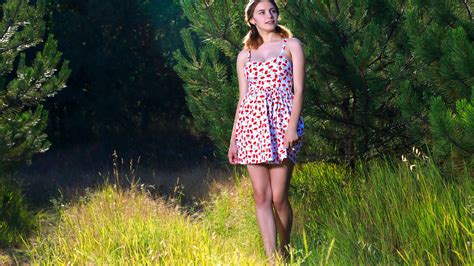 Картинки девушка с косичками на лесной поляне Dakota Pink обои 1920x1080 картинка №573140