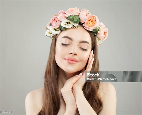 편안한 여자의 아름다움 초상화입니다 맑은 피부 긴 빛나는 머리와 꽃예쁜 모델 소녀 건강관리와 의술에 대한 스톡 사진 및 기타 이미지 건강관리와 의술 건강한 생활방식