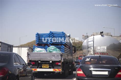 정체된 도로의 화물차 화물차 Onepro 사진 화물차 짐칸 적재 트럭 탱크로리 안전거리 도로 화물 승용차 자가용 운전 운행 정체 서행 타이어