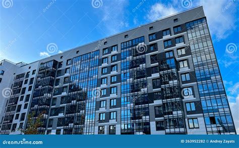 Fachada Moderna De Un Nuevo Complejo Residencial Con Vidrieras Azules