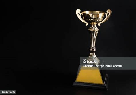 검은 배경 위에 골든 트로피 텍스트 및 디자인을 위한 복사 공간 어워드 우승 Championship에 대한 스톡 사진 및 기타