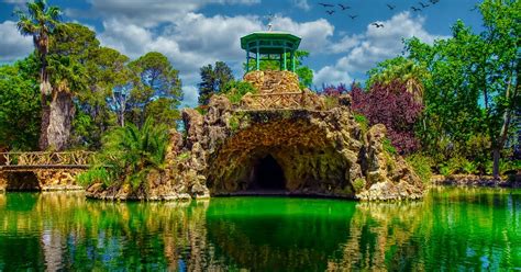 Este Es El Jardín Secreto De Gaudí Que Muy Poca Gente Conoce Y Que Destaca Por Sus Lagos