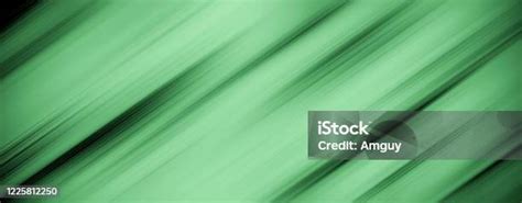 배경 검정색과 녹색 어두운 그라데이션은 회색으로 흰색으로 매끄러운 색 으로 된 색으로 된 색으로 된 색을 띠고 있는 서피스는 템플릿이 있는 금속 텍스처 소프트 라인 테크