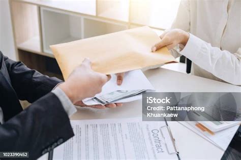 뇌물과 부패의 개념 달러 지폐 부동산 계약 계약을 거래 하면서 돈을 주고 하는 사업가의 형태로 뇌물 및 금융 기업 계약서에 대한 스톡 사진 및 기타 이미지 Istock