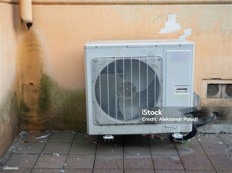 집 구석에있는 오래된 에어컨 더러운 거리의 벽에 에어컨이 있습니다 기후 조절을위한 기술 거리에 대한 스톡 사진 및 기타 이미지 Istock