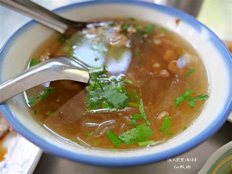 2026 圓環意麵︱南投市中心圓環不可錯過的在地美食，南投意麵與肉湯的絕佳組合很可以 在地鐵粉很支持，每到用餐時間總是人潮滿滿啊 內用找