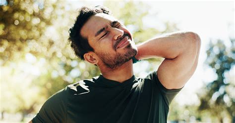 목 통증 피트니스 및 부상 섬유 근육통 및 의료 문제가있는 야외 남성 근육 긴장 아프고 다친 운동 선수 운동 도전 운동 및 공원에서의 건강 위험으로 인한 스포츠 사고