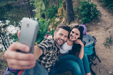 유행 좋은 사랑 스러운 쾌활 한 재미 배우자 부 야생 나무에서에 자기 그림을 만드는 캐주얼 체크 무늬 셔츠와 청바지를 입고 가방에 대한 스톡 사진 및 기타 이미지 Istock