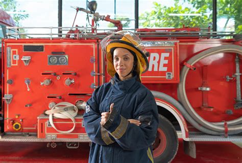 백인 소방관이나 소방관 여성의 초상화가 제복을 입고 경력을 쌓고 있습니다 응급 사고 구조 사람 소방차 또는 구급차 차와 영웅