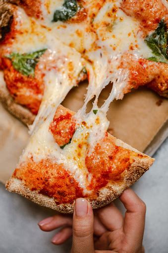 여자의 손에 신선도 뜨거운 이탈리아 프로슈토 피자를 만든 손 조각 건강한 식생활에 대한 스톡 사진 및 기타 이미지 건강한 식생활 고기 고름 Istock
