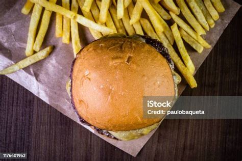 나무 테이블과 소박한 배경에 치즈와 감자 튀김 공예 쇠고기 햄버거 고기에 대한 스톡 사진 및 기타 이미지 고기 굽기 길거리 음식 Istock