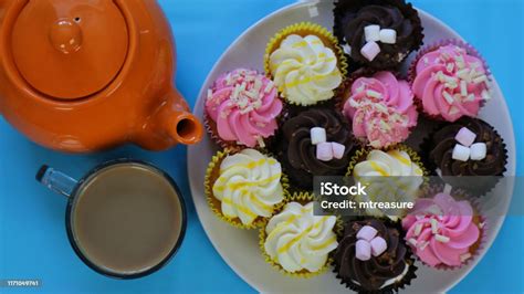 작은 수제 컵 케이크 무지개 멀티 컬러 아이싱 파이프 케이크와 미니 머핀의 이미지 꽃 소용돌이 핑크 딸기 노란색 레몬 애프터눈 티 어린이 생일 파티 음식 뷔페 접시라운드