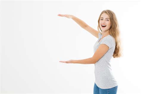 광고 플라스 흰색 템플릿과 빈 배경에 고립 된 손가락으로 복사 공간을 가리키는 여름 티셔츠를 입은 젊은 금발 백인 여성의 초상화 충격과 흥분 얼굴 20 24세에 대한 스톡