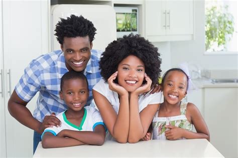 Fam Lia Feliz Sorrindo Para A C Mera Foto Premium