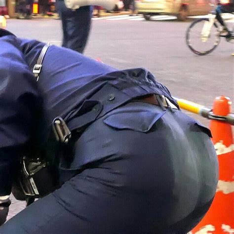 警察官の突き出たお尻を､スリッパで思いっきり叩きたい｡ 男性警察官 男性 警察官