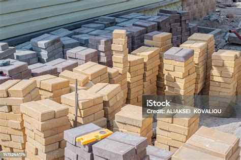 다양한 색상과 모양의 슬래브 포장 다른 색깔의 무늬가있는 포장 석판의 질감 현대 노면 갈색에 대한 스톡 사진 및 기타 이미지 갈색 거리 건설 산업 Istock