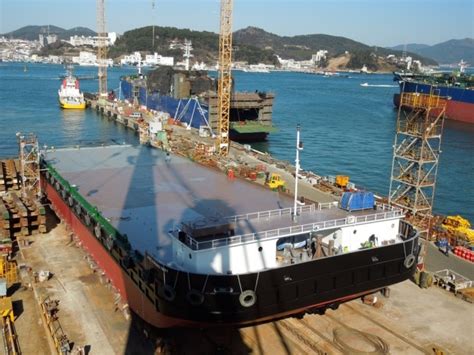 7000p Barge 진수 사진입니다 자료실 주한국야나세통영조선소