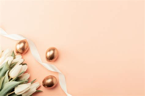 해피 부활절 장식에서 파스텔 핑크 배경에 봄 흰색 튤립 황금 계란 포일 미니멀 한 계란 디자인 현대 최고 보기 배너 디자인 0명에 대한 스톡 사진 및 기타 이미지 Istock