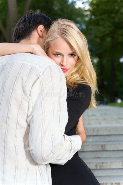 Junge Die Paare Umfassen Stockbild Bild Von Mann Feiertag 2984119