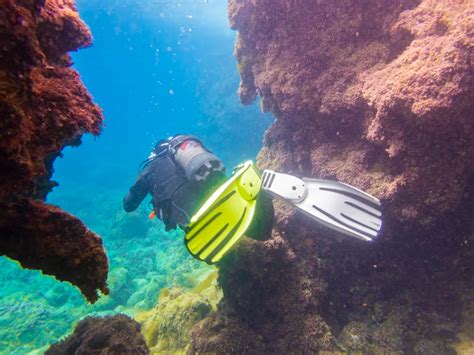 Una De Las Playas Más Bonitas De España Aguas Turquesas Y Un Castillo Sobre Un Acantilado Que