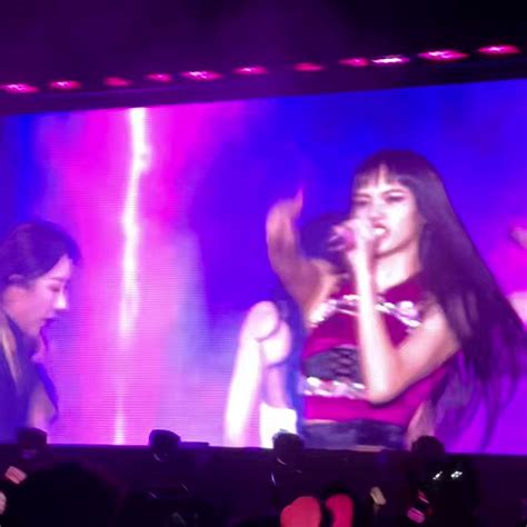 Lalisa And Lisa Only On Twitter Rt Gorgeous4ew ليسا تُحمس الجمهور