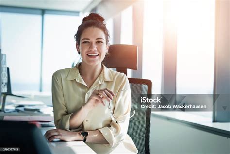 여자 안경과 책상 초상화 미소 및 재무 관리자를위한 사무실에 햇빛이 비치는 창문 회계사 예산 및 회계 감사 또는 세무 전문직 및 여성 20 24세에 대한 스톡 사진 및 기타