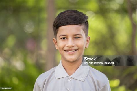공원에서 카메라를 바라보는 행복한 미소 짓는 인도 소년 아이 개념 장난기 넘치는 표현 야외 행복 즐거운 아이의 개념 소년에 대한 스톡 사진 및 기타 이미지 Istock