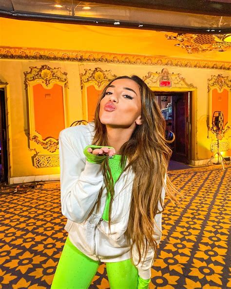 ფოტო „ყველა მეგა ვარსკვლავს ჯობიხარ“ ნუცა ბუზალაძის შთამბეჭდავი