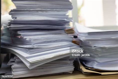 사무 직분의 비즈니스 및 금융 개념 사무실 책상에 미완성 문서 더미 비즈니스 용지 의 스택 개념에 대한 스톡 사진 및 기타 이미지 Istock