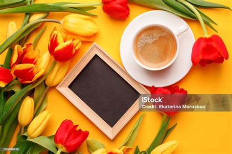 빨간 노란색 튤립의 꽃다발과 밝은 노란색 테이블에 좋은 아침 아름다운 아침 식사 빈티지 카드 상단 보기 평면 평지 8 행진 여성의 날 어머니의 날 로맨스에 대한 조롱 커피