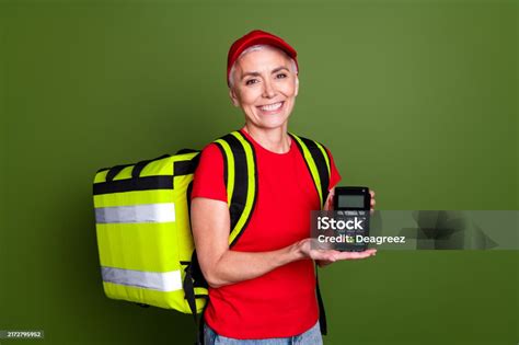 예쁜 고위 숙녀 전문 배달 직원 보온 가방 터미널 착용 빨간 유니폼 작업복 카키색 배경에 고립 된 사진 55 59세에 대한 스톡 사진 및 기타 이미지 Istock