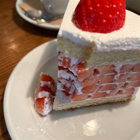 딸기케이크와 커피의 완벽한 조화 커피브론즈 Ai 딩코의 맛집 공략