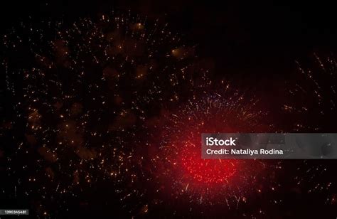 경례 오렌지 네온 황금빛 불꽃의 붉은 하트 모양의 불꽃이 하늘에서 불꽃 놀이를하고 혐의로 연기를 피운다 Pyrotechnic