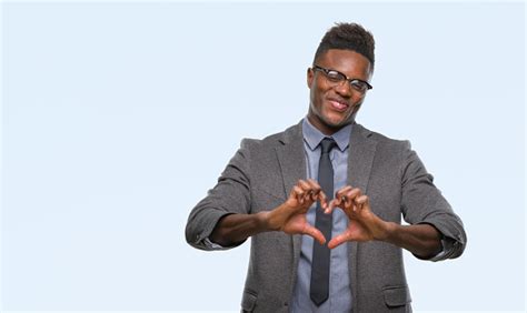 심장 기호와 손으로 모양을 보여주는 사랑에 웃 고 고립 된 배경 위에 젊은 아프리카계 미국인 비즈니스 사람 낭만적인 개념입니다 개념에 대한 스톡 사진 및 기타 이미지