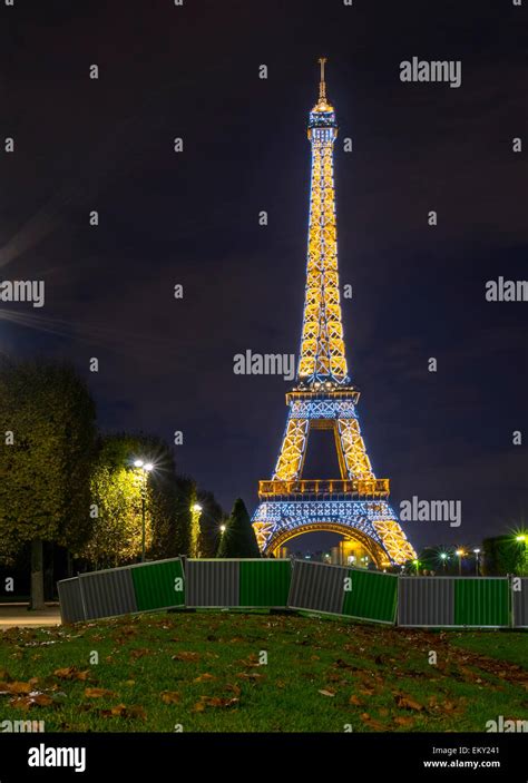 Shining Eiffel Tower At Night Stock Photo Alamy