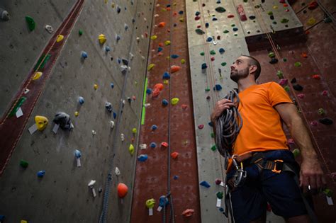 체육관에서 등반 벽에 의해 밧줄에 서와 트레이너의 낮은 각도 보기 80 89세에 대한 스톡 사진 및 기타 이미지 80 89세 각도 건강관리와 의술 Istock