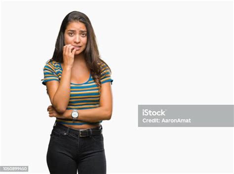 격리 된 배경 찾고 스트레스와 긴장에 젊은 아름 다운 아랍 여자 손톱을 물어 뜯고 입에 손 불안 문제입니다 감정에 대한 스톡 사진 및 기타 이미지 Istock