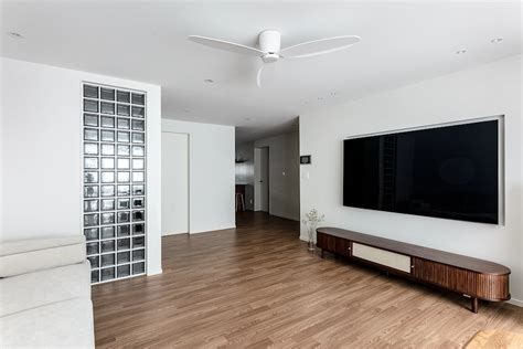 화이트와 짙은 우드 톤의 클래식한 조화👍🏻 32평 라이프스타일 슈퍼앱 오늘의집 화이트와 짙은 우드 톤의 클래식한 조화👍🏻 32평 라이프스타일 슈퍼앱 오늘의집