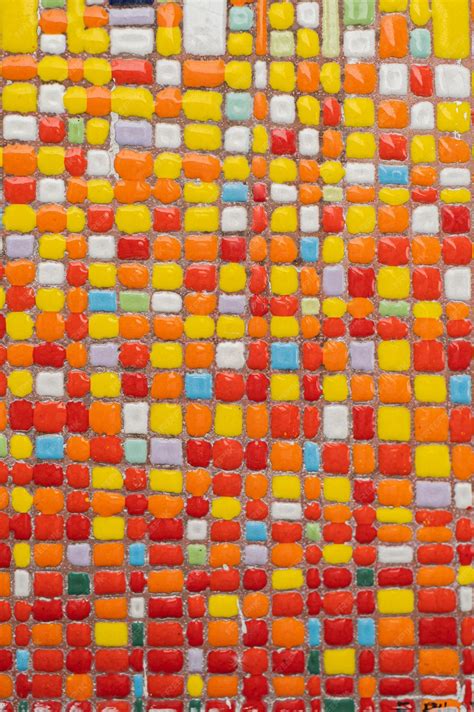 타일의 추상 세라믹 배경 이탈리아 전통 패턴 수제 공예 그림 사각형 노란색과 빨간색 프리미엄 사진