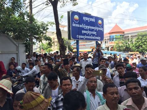 អ្នកគាំទ្រគណបក្សសង្រ្គោះជាតិ រាប់រយនាក់មកពីខេត្តក្រុង បានមកដល់ស្នាក់បក្សដើម្បីហែញត្តិ