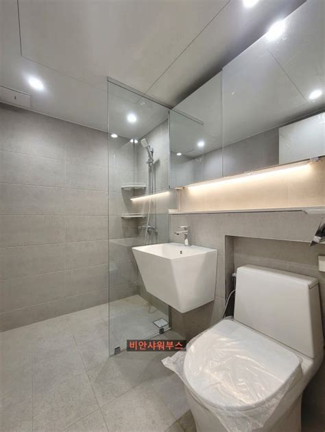 샤워부스 파티션 을 욕실 선반 젠다이 에 샤워칸막이 로 설치 한 욕실 샤워부스 유리 샤워부스파티션 샤워부스 인테리어 시공 아파트 주택 오피스텔 왁싱샵 강서구