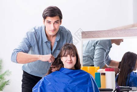 男理发师为女人理发高清图片下载 正版图片505116257 摄图网