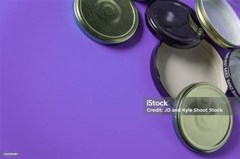 일회용 품목의 재사용을 위해 유리 항아리 뚜껑재활용 제로 폐기물 재활용 프로그램 캠페인 빈 빈 카피 스페이스에 재활용 개념 수평 보라색 배경에 복사 텍스트 룸 공간 0에