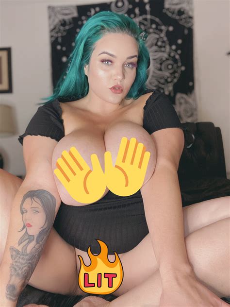 Boobs Curves Bbw Athenablaze Itsathenablaze Neonhair Onlyfansprevw