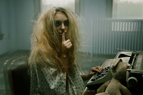 What If Alice Was Really Insane I Went To An Old Asylum And Created A Photoshoot To Tell A