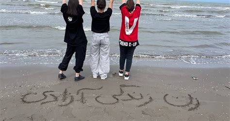 دیوان عالی کشور حکم دادگاه را برای ۲۷۰ ساعت نظافت رایگان یک زن به اتهام «بی‌حجابی نقض کرد